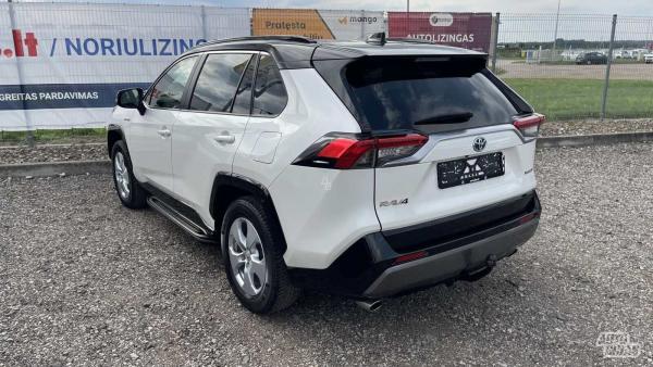 White Toyota RAV4 2020 in Marijampole, with an engine capacity of 2.50 L and mileage of 206 thousand km for 21700 €, photo 7 on AUTOMOTO.COM.LV