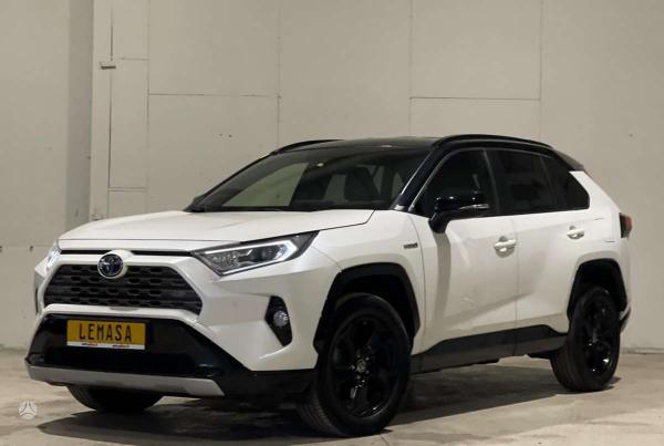 White Toyota RAV4 2020 in Klaipeda, with an engine capacity of 2.49 L and mileage of 168 thousand km for 23999 €, photo 1 on AUTOMOTO.COM.LV
