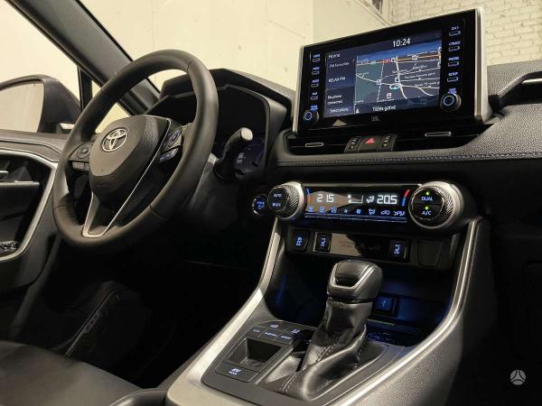 White Toyota RAV4 2020 in Klaipeda, with an engine capacity of 2.49 L and mileage of 168 thousand km for 23999 €, photo 2 on AUTOMOTO.COM.LV