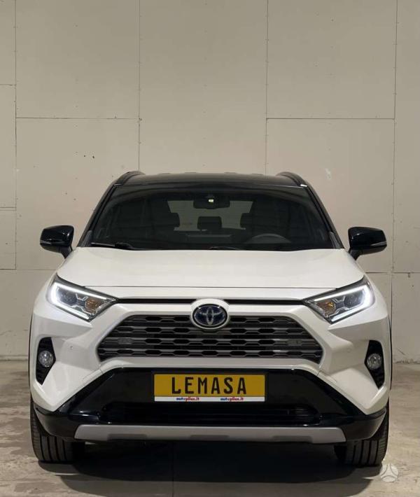 White Toyota RAV4 2020 in Klaipeda, with an engine capacity of 2.49 L and mileage of 168 thousand km for 23999 €, photo 5 on AUTOMOTO.COM.LV