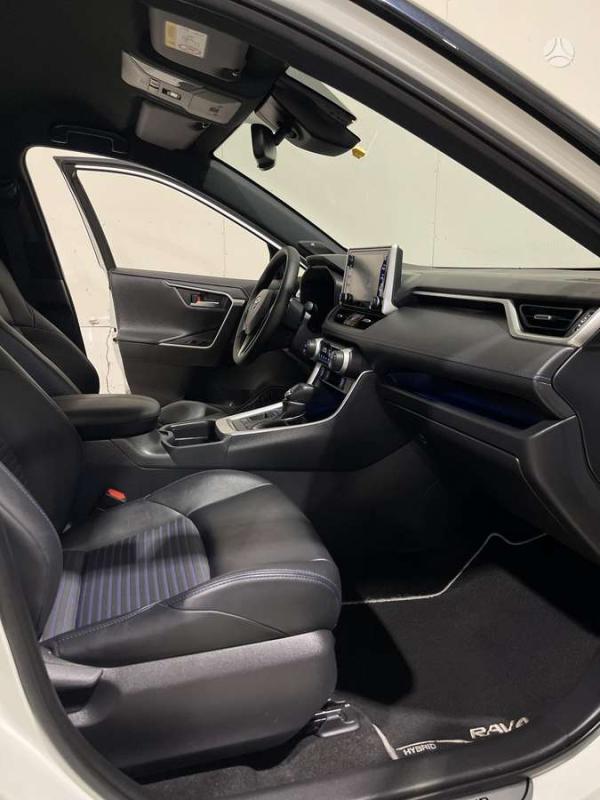 White Toyota RAV4 2020 in Klaipeda, with an engine capacity of 2.49 L and mileage of 168 thousand km for 23999 €, photo 7 on AUTOMOTO.COM.LV