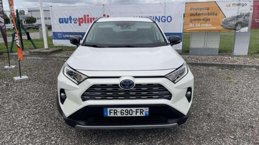 White Toyota RAV4 2020 in Marijampole, with an engine capacity of 2.49 L and mileage of 349 thousand km for 18800 €, photo 6 on AUTOMOTO.COM.LV