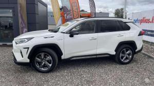 White Toyota RAV4 2020 in Marijampole, with an engine capacity of 2.49 L and mileage of 349 thousand km for 18800 €, photo 9 on AUTOMOTO.COM.LV