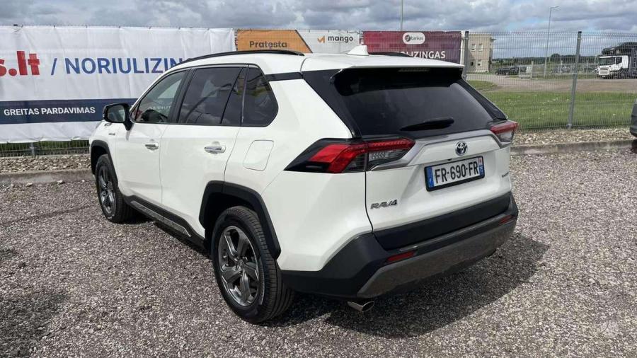 White Toyota RAV4 2020 in Marijampole, with an engine capacity of 2.49 L and mileage of 349 thousand km for 18800 €, photo 11 on AUTOMOTO.COM.LV