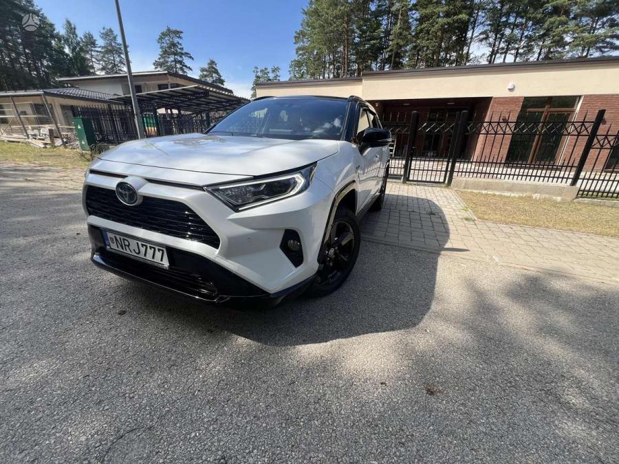 White Toyota RAV4 2020 in Ignalina, with an engine capacity of 2.49 L and mileage of 160 thousand km for 20500 €, photo 1 on AUTOMOTO.COM.LV