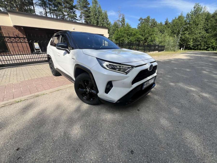 White Toyota RAV4 2020 in Ignalina, with an engine capacity of 2.49 L and mileage of 160 thousand km for 20500 €, photo 3 on AUTOMOTO.COM.LV