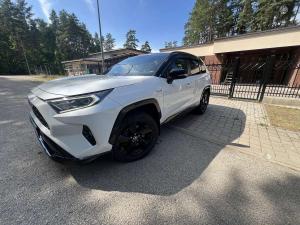 White Toyota RAV4 2020 in Ignalina, with an engine capacity of 2.49 L and mileage of 160 thousand km for 20500 €, photo 4 on AUTOMOTO.COM.LV