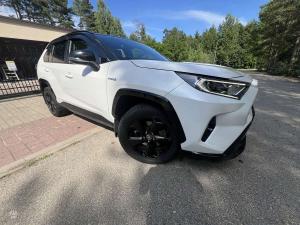 White Toyota RAV4 2020 in Ignalina, with an engine capacity of 2.49 L and mileage of 160 thousand km for 20500 €, photo 5 on AUTOMOTO.COM.LV