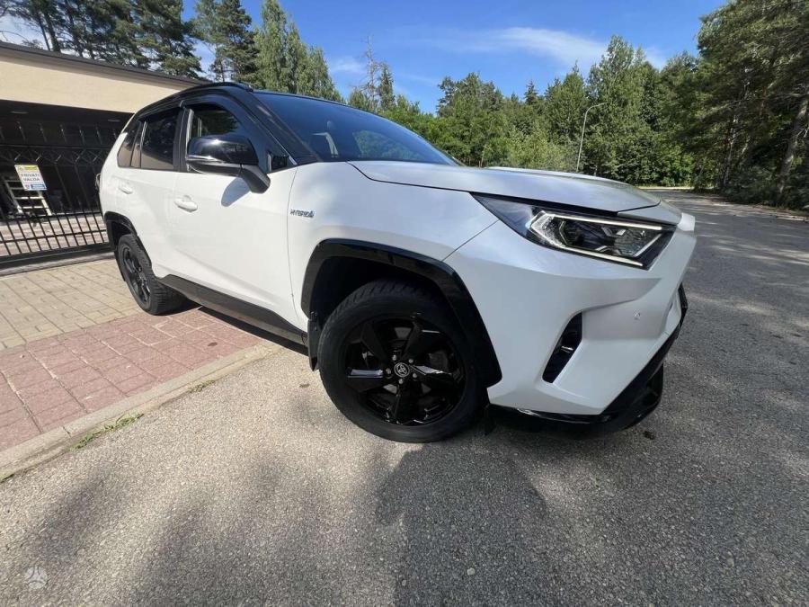 White Toyota RAV4 2020 in Ignalina, with an engine capacity of 2.49 L and mileage of 160 thousand km for 20500 €, photo 5 on AUTOMOTO.COM.LV