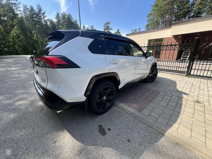White Toyota RAV4 2020 in Ignalina, with an engine capacity of 2.49 L and mileage of 160 thousand km for 20500 €, photo 8 on AUTOMOTO.COM.LV
