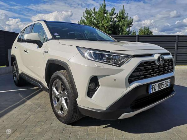 White Toyota RAV4 2020 in Vilnius, with an engine capacity of 2.49 L and mileage of 180 thousand km for 23700 €, photo 2 on AUTOMOTO.COM.LV