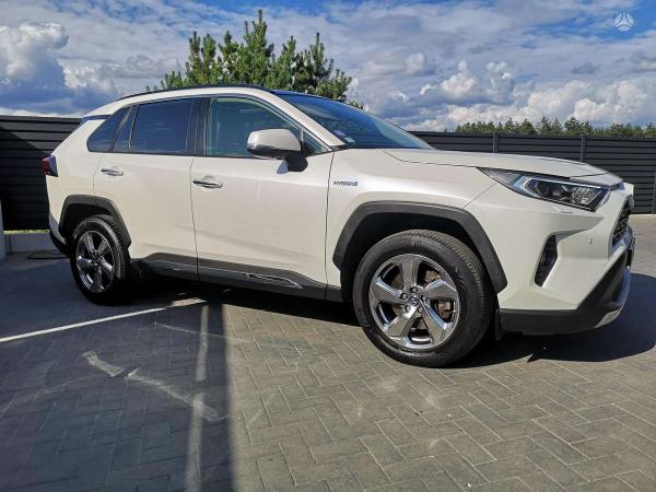 White Toyota RAV4 2020 in Vilnius, with an engine capacity of 2.49 L and mileage of 180 thousand km for 23700 €, photo 3 on AUTOMOTO.COM.LV