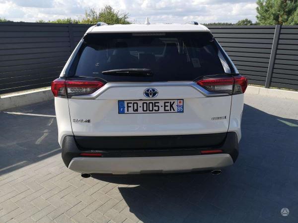 White Toyota RAV4 2020 in Vilnius, with an engine capacity of 2.49 L and mileage of 180 thousand km for 23700 €, photo 7 on AUTOMOTO.COM.LV