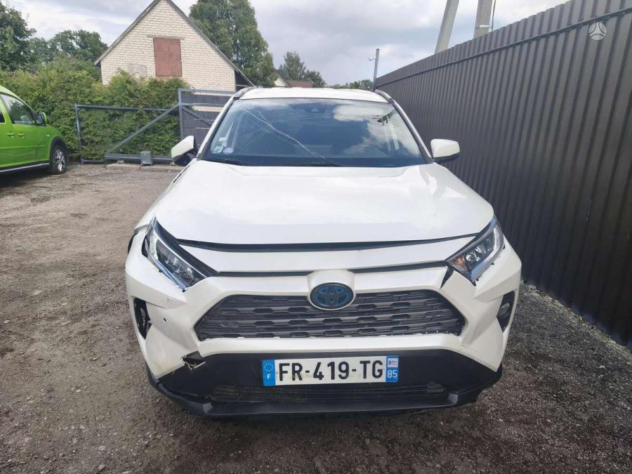 Balts Toyota RAV4 2020 Kauņa, ar dzinēja tilpumu 2.49 L un nobraukumu 90 tūkst. km par 10200 €, foto 3 vietnē AUTOMOTO.COM.LV