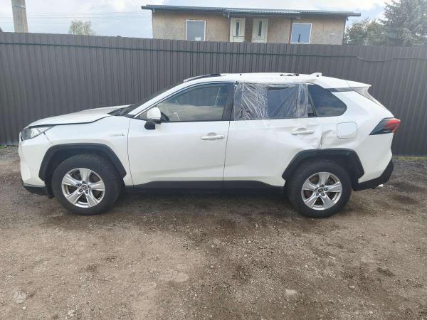 White Toyota RAV4 2020 in Kaunas, with an engine capacity of 2.49 L and mileage of 90 thousand km for 10200 €, photo 6 on AUTOMOTO.COM.LV