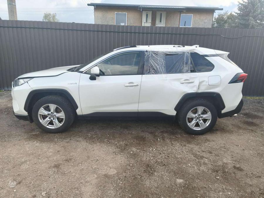 Balts Toyota RAV4 2020 Kauņa, ar dzinēja tilpumu 2.49 L un nobraukumu 90 tūkst. km par 10200 €, foto 6 vietnē AUTOMOTO.COM.LV