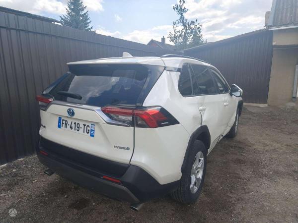 White Toyota RAV4 2020 in Kaunas, with an engine capacity of 2.49 L and mileage of 90 thousand km for 10200 €, photo 7 on AUTOMOTO.COM.LV