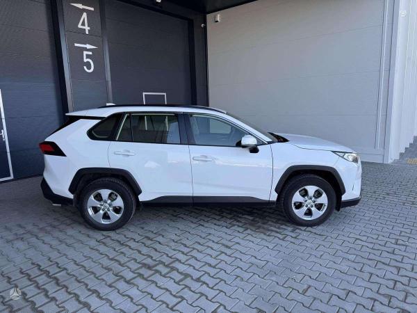 White Toyota RAV4 2020 in Vilnius, with an engine capacity of 2.49 L and mileage of 310 thousand km for 17200 €, photo 3 on AUTOMOTO.COM.LV