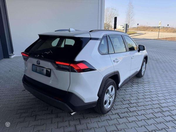 White Toyota RAV4 2020 in Vilnius, with an engine capacity of 2.49 L and mileage of 310 thousand km for 17200 €, photo 4 on AUTOMOTO.COM.LV