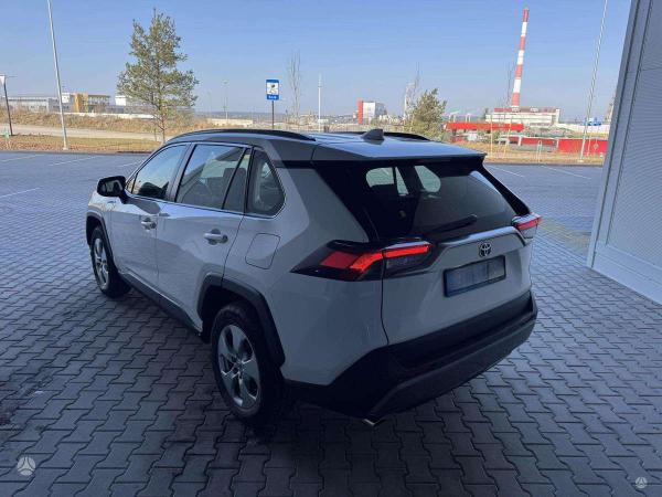 White Toyota RAV4 2020 in Vilnius, with an engine capacity of 2.49 L and mileage of 310 thousand km for 17200 €, photo 5 on AUTOMOTO.COM.LV