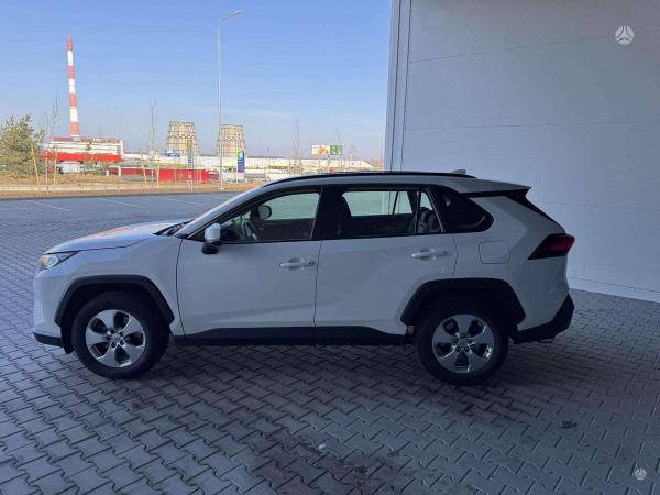 White Toyota RAV4 2020 in Vilnius, with an engine capacity of 2.49 L and mileage of 310 thousand km for 17200 €, photo 6 on AUTOMOTO.COM.LV
