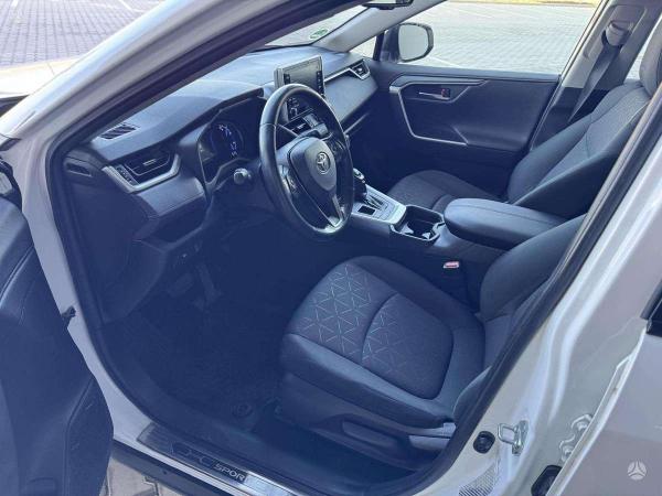White Toyota RAV4 2020 in Vilnius, with an engine capacity of 2.49 L and mileage of 310 thousand km for 17200 €, photo 8 on AUTOMOTO.COM.LV