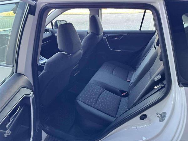 White Toyota RAV4 2020 in Vilnius, with an engine capacity of 2.49 L and mileage of 310 thousand km for 17200 €, photo 9 on AUTOMOTO.COM.LV