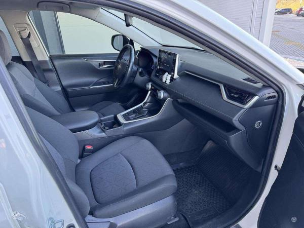 White Toyota RAV4 2020 in Vilnius, with an engine capacity of 2.49 L and mileage of 310 thousand km for 17200 €, photo 10 on AUTOMOTO.COM.LV