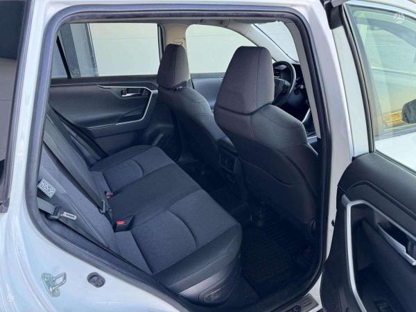 White Toyota RAV4 2020 in Vilnius, with an engine capacity of 2.49 L and mileage of 310 thousand km for 17200 €, photo 11 on AUTOMOTO.COM.LV