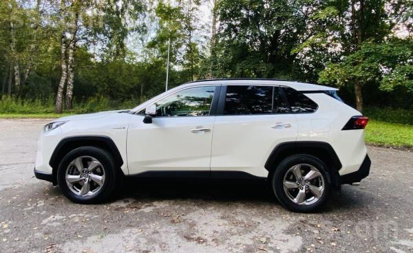 White Toyota RAV4 2020 in Riga, with an engine capacity of 2.50 L and mileage of 0 thousand km for 23900 €, photo 4 on AUTOMOTO.COM.LV