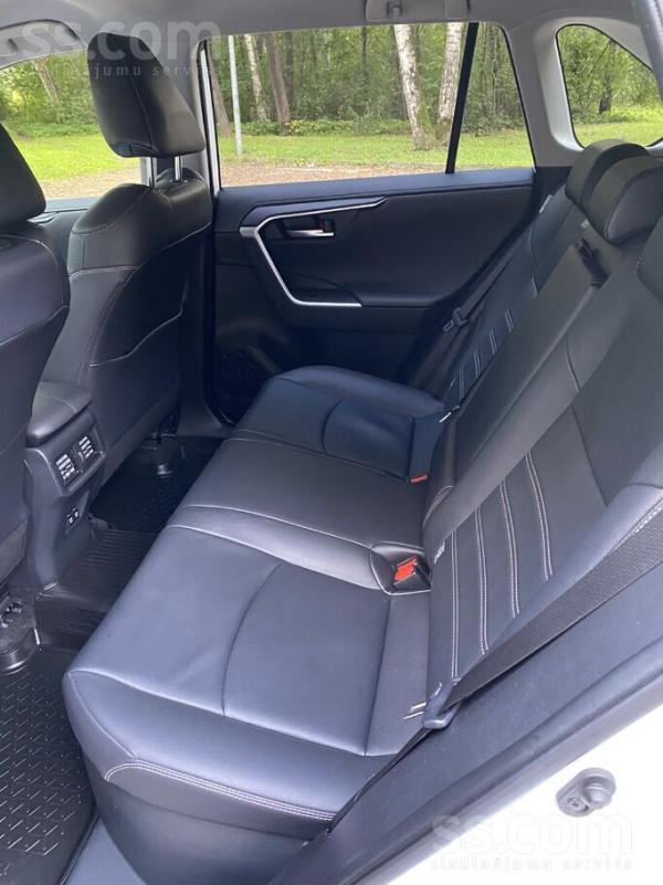 White Toyota RAV4 2020 in Riga, with an engine capacity of 2.50 L and mileage of 0 thousand km for 23900 €, photo 9 on AUTOMOTO.COM.LV