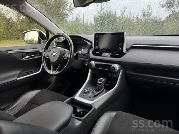 White Toyota RAV4 2020 in Riga, with an engine capacity of 2.00 L and mileage of 143 thousand km for 24100 €, photo 6 on AUTOMOTO.COM.LV