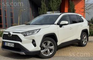 White Toyota RAV4 2020 in Riga, with an engine capacity of 2.00 L and mileage of 143 thousand km for 23600 €, photo  on AUTOMOTO.COM.LV