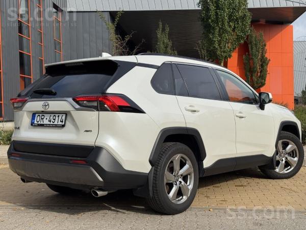 Toyota RAV4 2020 in Riga on AUTOMOTO.COM.LV White Toyota RAV4 2020 in Riga, with an engine capacity of 2.00 L and mileage of 143 thousand km for 23600 €, photo 4 on AUTOMOTO.COM.LV