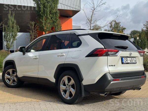 Toyota RAV4 2020 in Riga on AUTOMOTO.COM.LV White Toyota RAV4 2020 in Riga, with an engine capacity of 2.00 L and mileage of 143 thousand km for 23600 €, photo 5 on AUTOMOTO.COM.LV