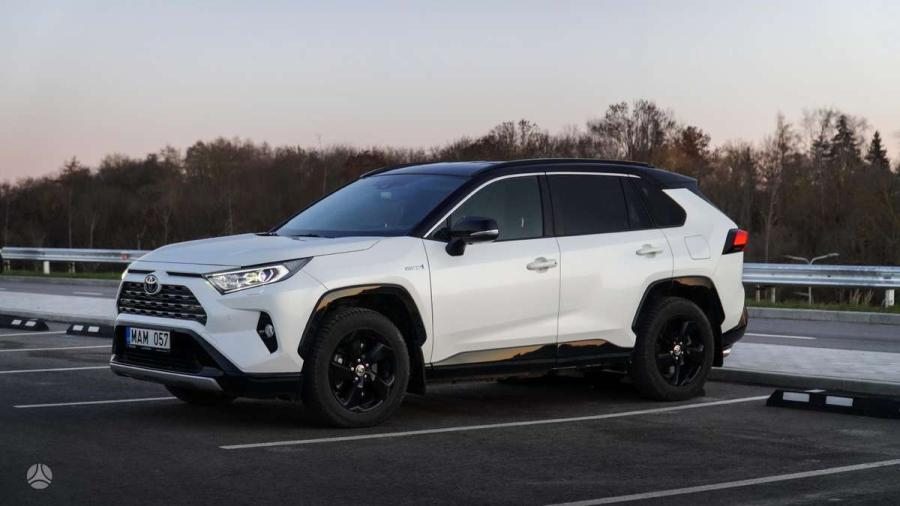 White Toyota RAV4 2021 in Kaunas, with an engine capacity of 2.49 L and mileage of 90 thousand km for 30900 €, photo 1 on AUTOMOTO.COM.LV