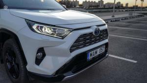 White Toyota RAV4 2021 in Kaunas, with an engine capacity of 2.49 L and mileage of 90 thousand km for 30900 €, photo 6 on AUTOMOTO.COM.LV