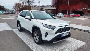 White Toyota RAV4 2021 in Liepaja, with an engine capacity of 2.00 L and mileage of 56 thousand km for 22900 €, photo 2 on AUTOMOTO.COM.LV
