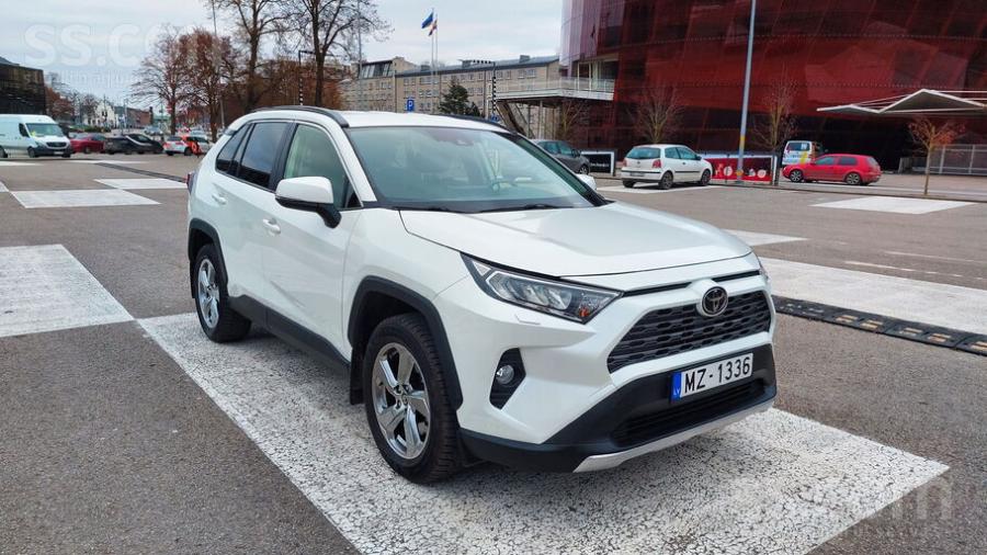 White Toyota RAV4 2021 in Liepaja, with an engine capacity of 2.00 L and mileage of 56 thousand km for 22900 €, photo 2 on AUTOMOTO.COM.LV