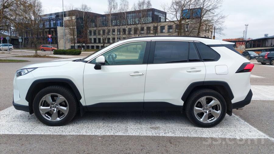 White Toyota RAV4 2021 in Liepaja, with an engine capacity of 2.00 L and mileage of 56 thousand km for 22900 €, photo 3 on AUTOMOTO.COM.LV