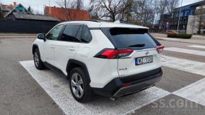 White Toyota RAV4 2021 in Liepaja, with an engine capacity of 2.00 L and mileage of 56 thousand km for 22900 €, photo 4 on AUTOMOTO.COM.LV