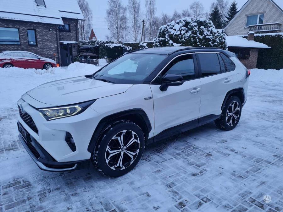 White Toyota RAV4 2021 in Raseiniai, with an engine capacity of 2.49 L and mileage of 155 thousand km for 28800 €, photo 4 on AUTOMOTO.COM.LV