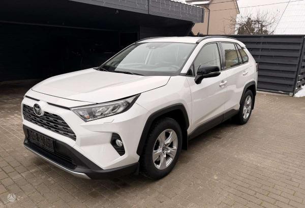 White Toyota RAV4 2021 in Vilnius, with an engine capacity of 1.99 L and mileage of 75 thousand km for 23800 €, photo 1 on AUTOMOTO.COM.LV