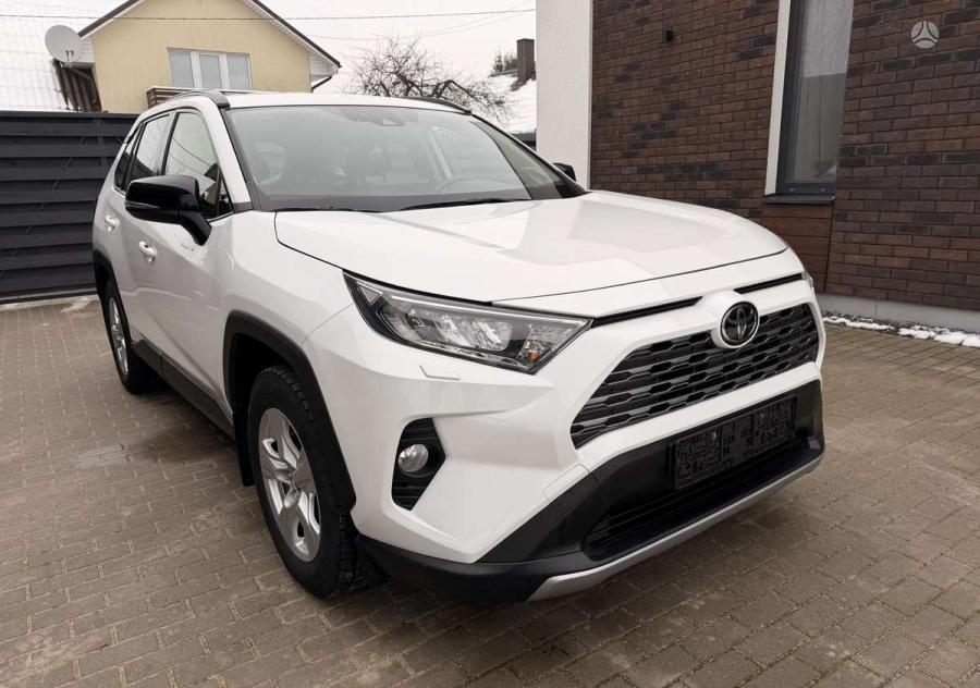 Balts Toyota RAV4 2021 Viļņa, ar dzinēja tilpumu 1.99 L un nobraukumu 75 tūkst. km par 23800 €, foto 2 vietnē AUTOMOTO.COM.LV