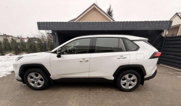 White Toyota RAV4 2021 in Vilnius, with an engine capacity of 1.99 L and mileage of 75 thousand km for 23800 €, photo 3 on AUTOMOTO.COM.LV