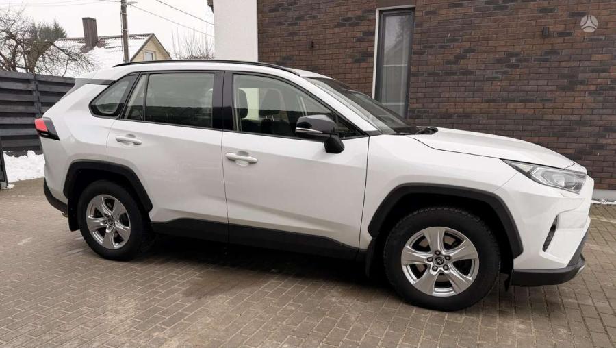 Balts Toyota RAV4 2021 Viļņa, ar dzinēja tilpumu 1.99 L un nobraukumu 75 tūkst. km par 23800 €, foto 4 vietnē AUTOMOTO.COM.LV