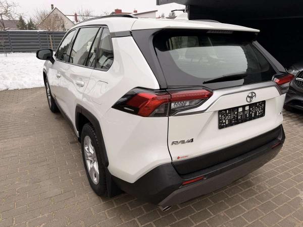 White Toyota RAV4 2021 in Vilnius, with an engine capacity of 1.99 L and mileage of 75 thousand km for 23800 €, photo 5 on AUTOMOTO.COM.LV