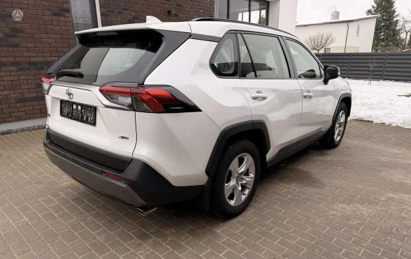 White Toyota RAV4 2021 in Vilnius, with an engine capacity of 1.99 L and mileage of 75 thousand km for 23800 €, photo 7 on AUTOMOTO.COM.LV