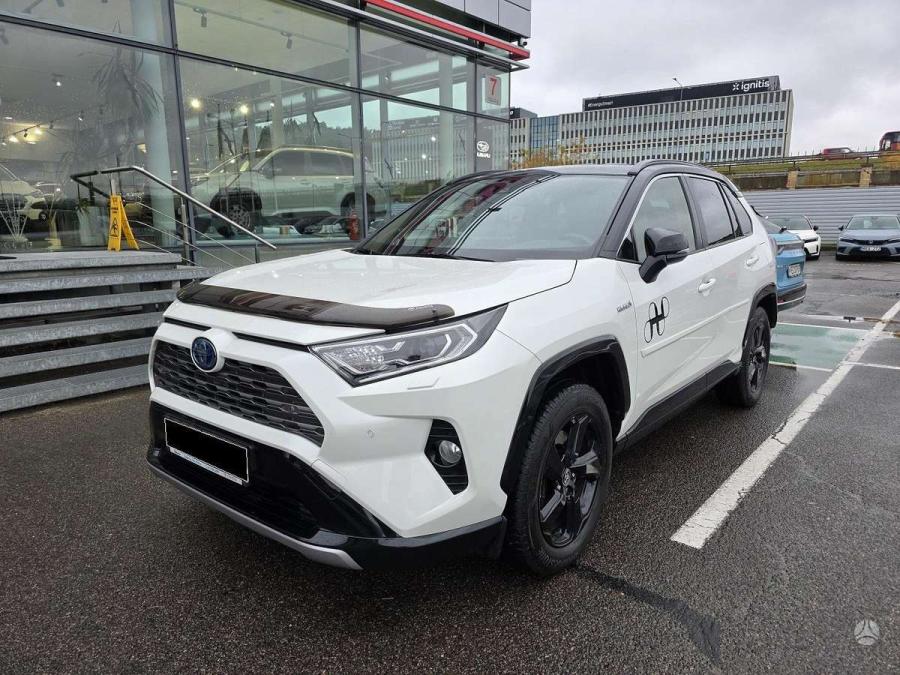 White Toyota RAV4 2021 in Vilnius, with an engine capacity of 2.49 L and mileage of 125 thousand km for 29480 €, photo 1 on AUTOMOTO.COM.LV
