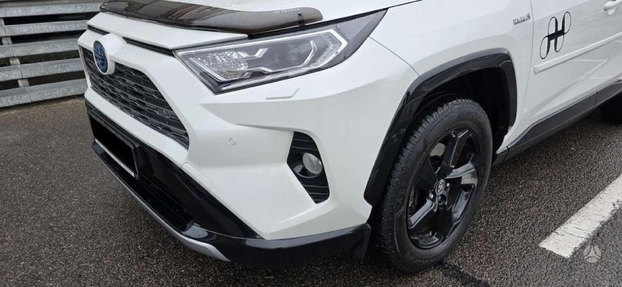 White Toyota RAV4 2021 in Vilnius, with an engine capacity of 2.49 L and mileage of 125 thousand km for 29480 €, photo 33 on AUTOMOTO.COM.LV